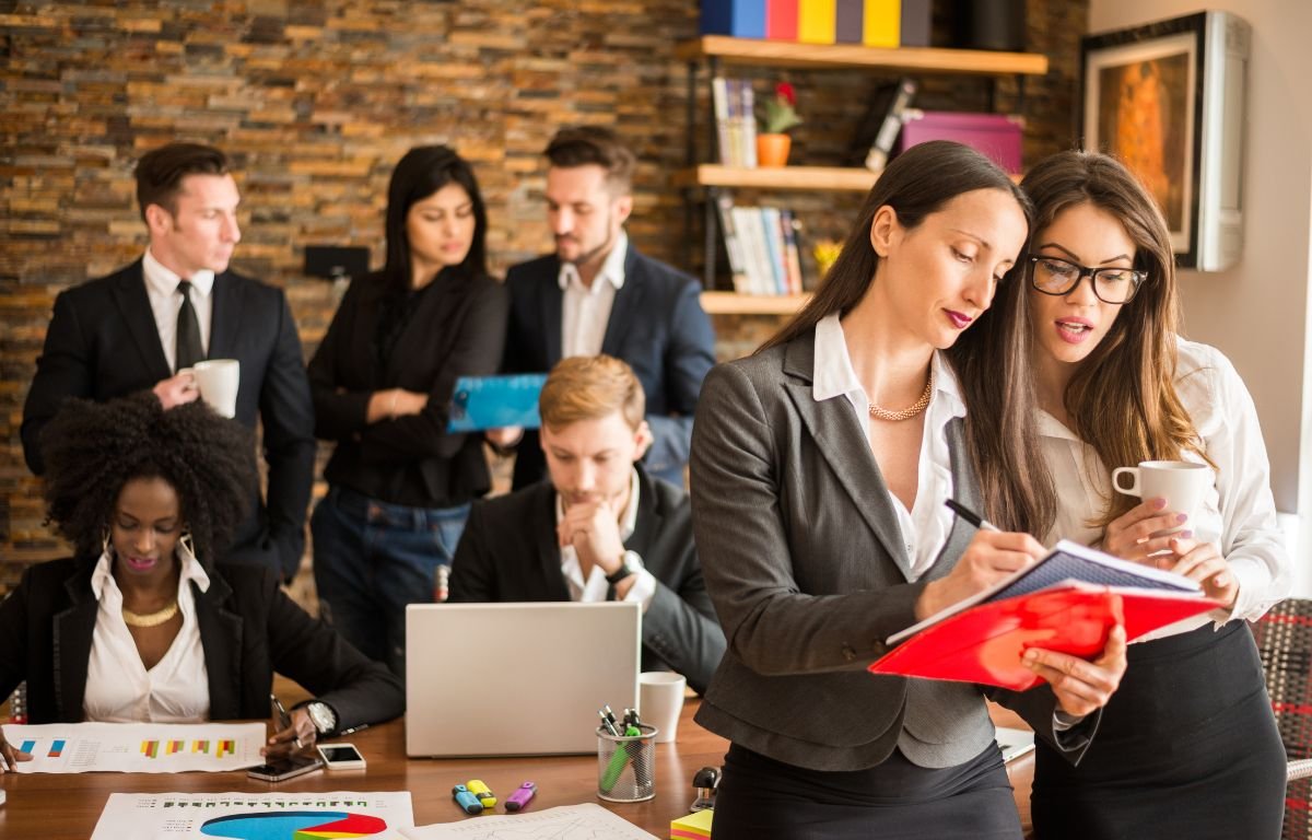 Guia Completo: Como se tornar um Auxiliar Administrativo - Maximize ...